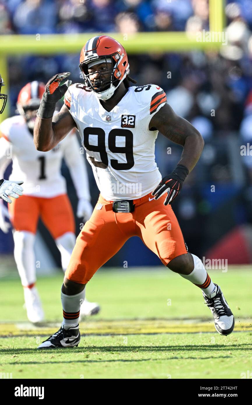 Cleveland Browns defensive end Za'Darius Smith (99) in action during ...