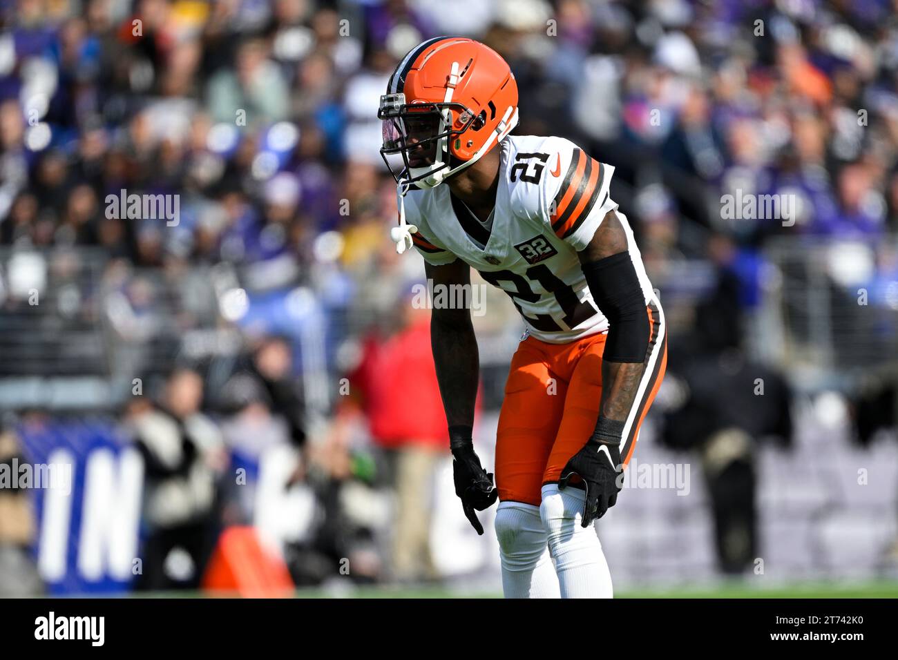 Cleveland Browns cornerback Denzel Ward (21) gets in position during the first half of an NFL ...