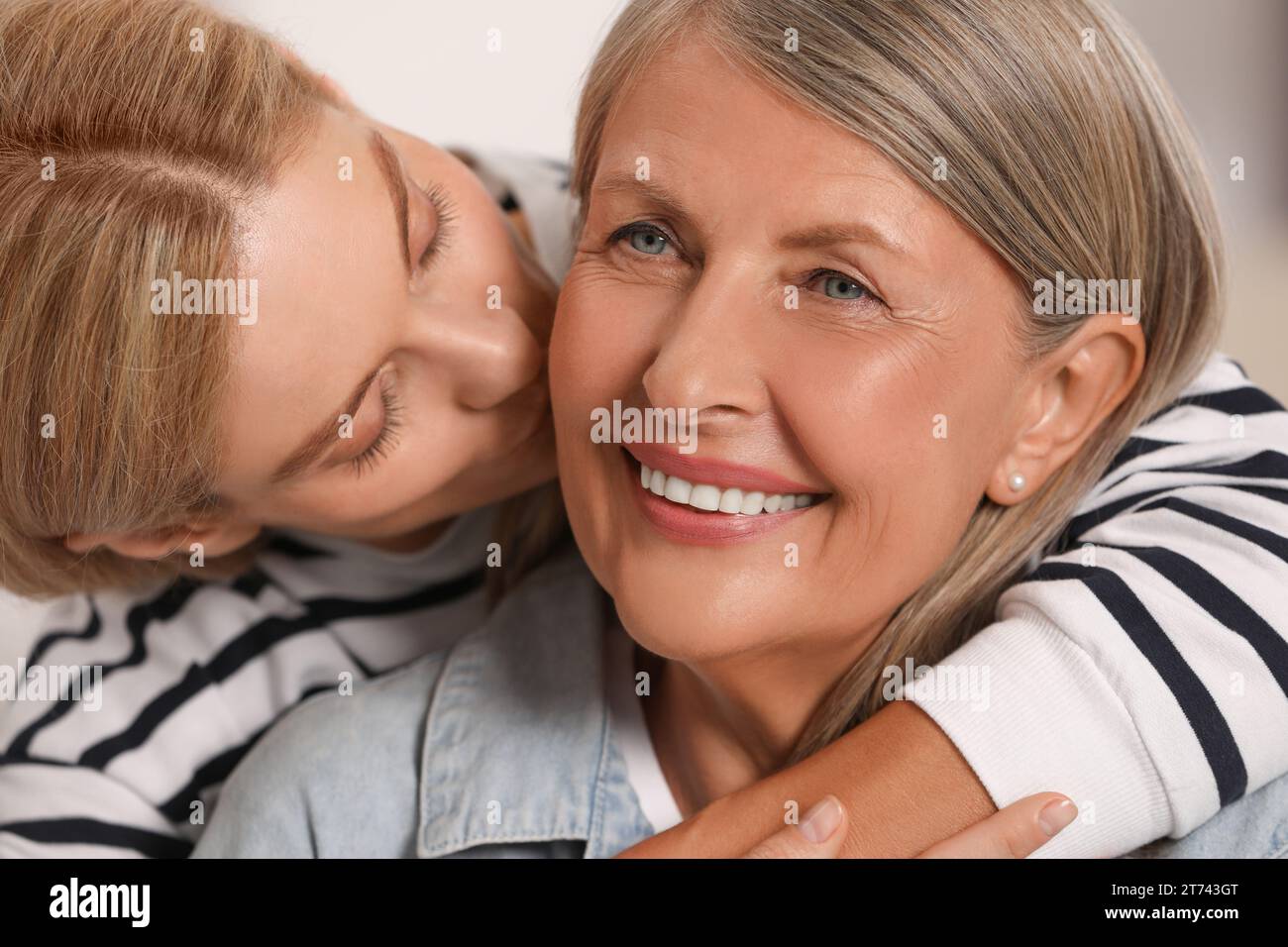 Mommy kissing cheek hi-res stock photography and images - Alamy
