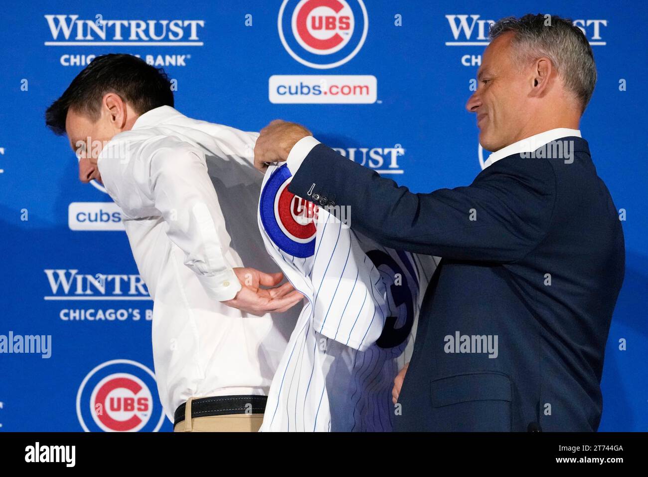 Chicago Cubs president of baseball operations Jed Hoyer, right, helps ...
