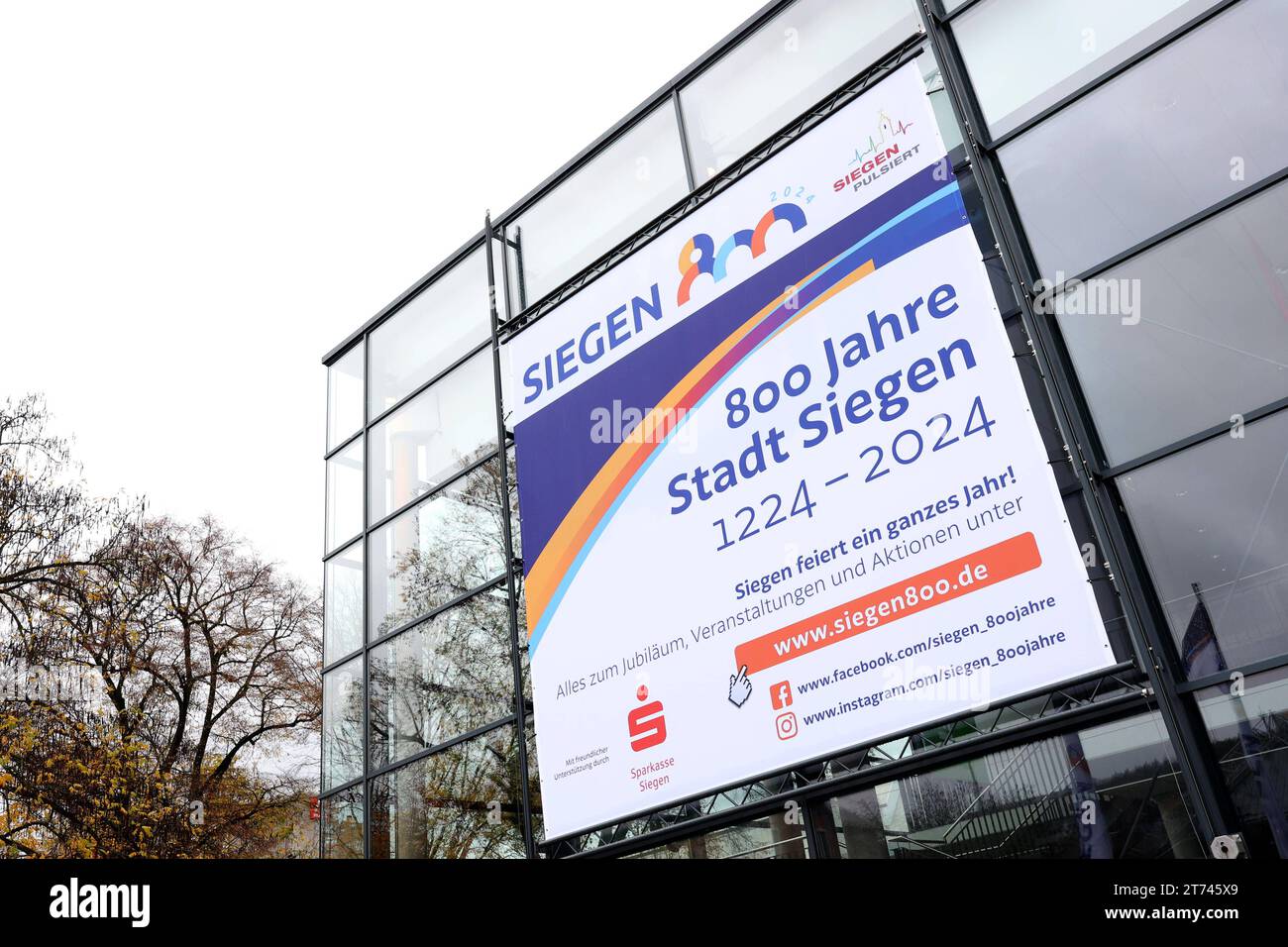 Siegerlandhalle, Aussenwerbung 800 Jahre Stadt Siegen 1224 - 2024 Die Siegerlandhalle am 13.11. ...
