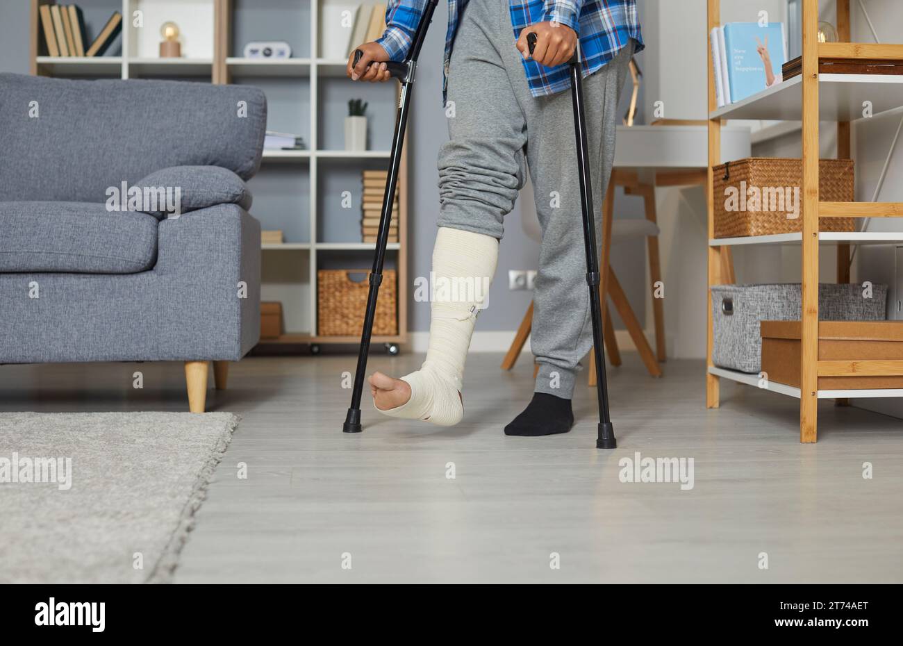Leg in plaster hi-res stock photography and images - Alamy