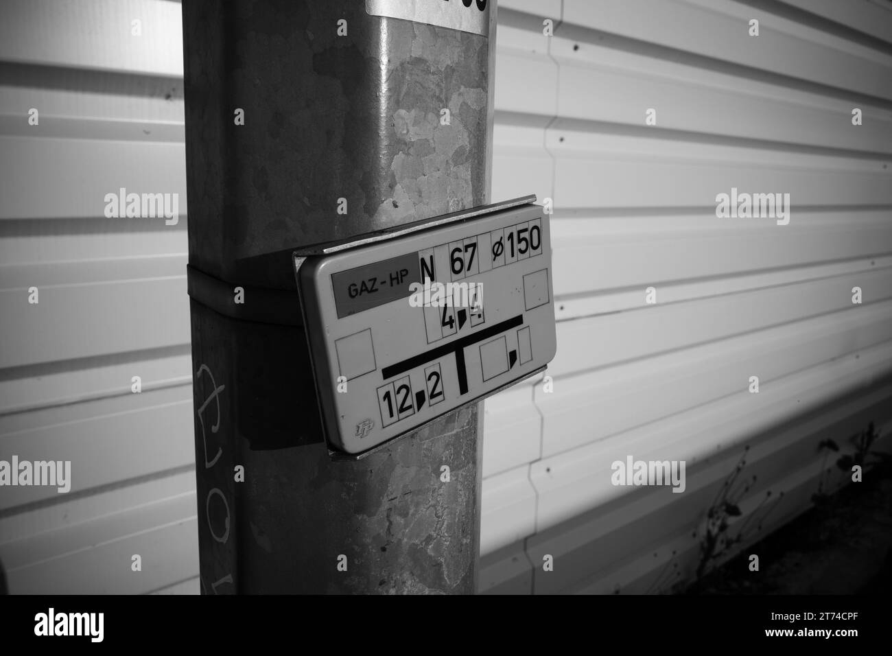 A white metal sign post with an analog clock affixed to the top Stock ...