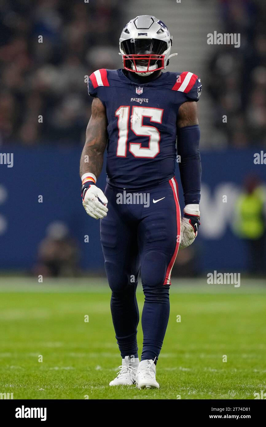New England Patriots running back Ezekiel Elliott (15) walks on the ...