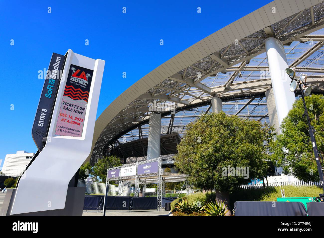 SoFi Stadium, Sports and Entertainment indoor stadium located at 1001 ...