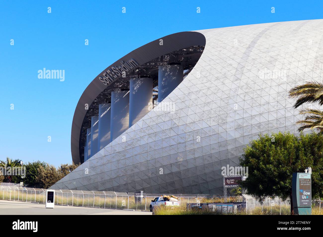 SoFi Stadium, Sports and Entertainment indoor stadium located at 1001 ...