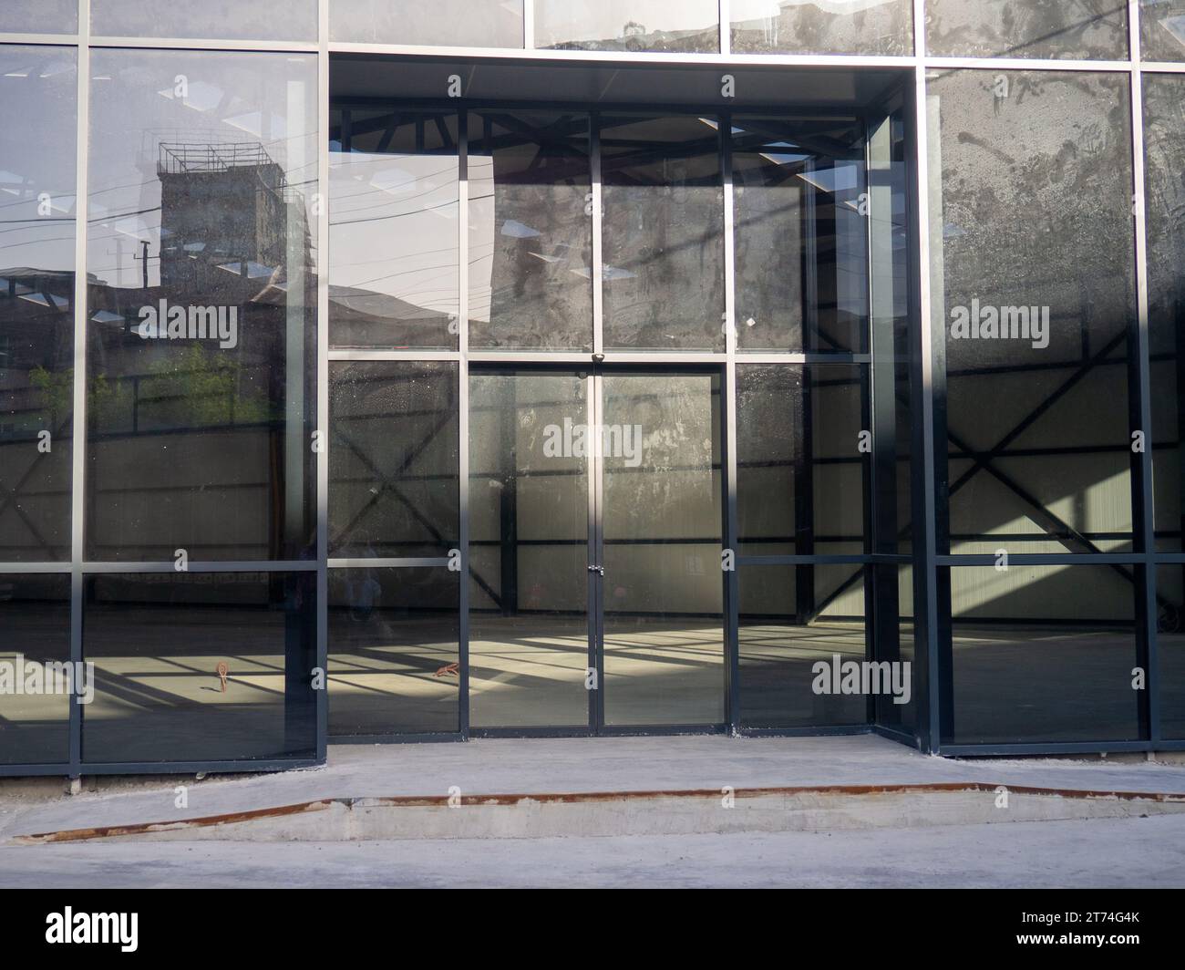 Car showroom empty hi-res stock photography and images - Alamy
