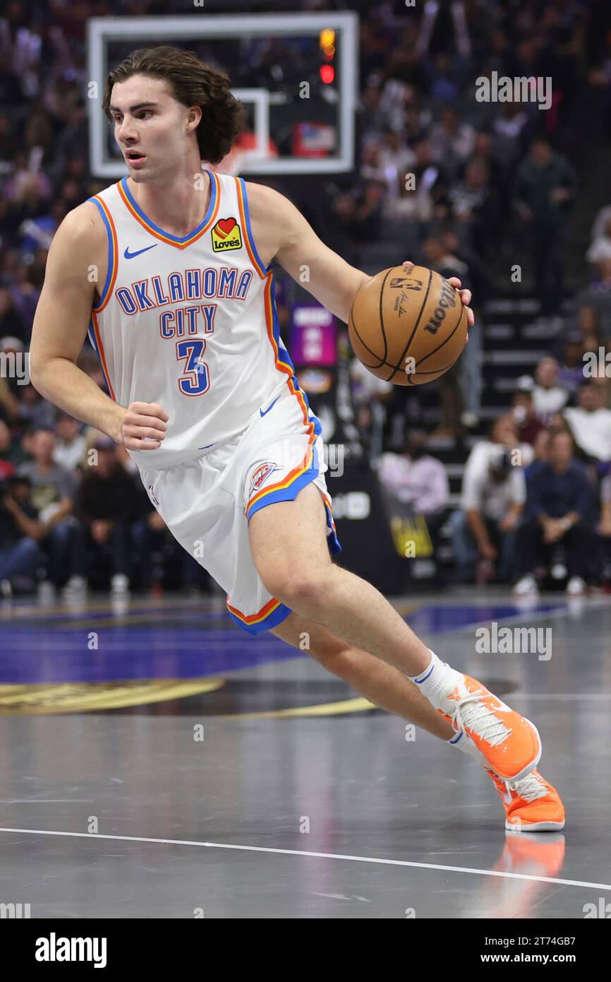 Oklahoma City Thunder guard Josh Giddey (3) drives to the basket ...