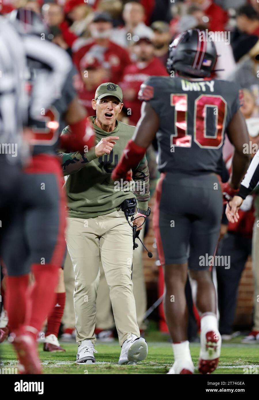 Oklahoma head coach Brent Venables talks to linebacker Kip Lewis (10 ...