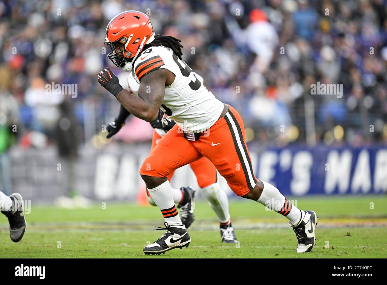 Cleveland Browns defensive end Za'Darius Smith in action during the ...
