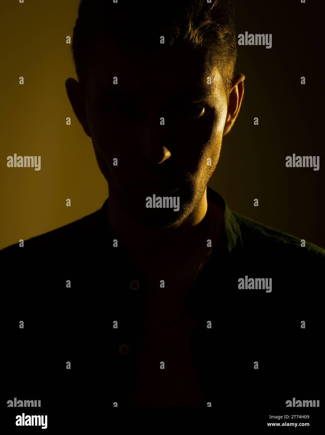 yellow light portrait silhouette of a guy in the dark Stock Photo - Alamy