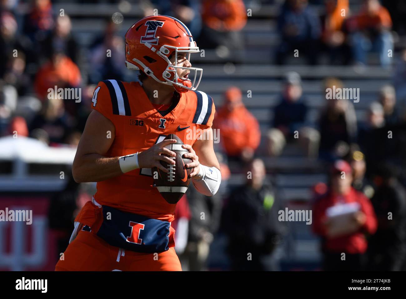 CHAMPAIGN, IL - NOVEMBER 11: Illinois Fighting Illini Quarterback John ...