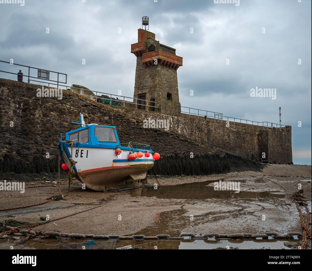 Fishing boats left high and dry at low tide in the harbour at Lynmouth ...