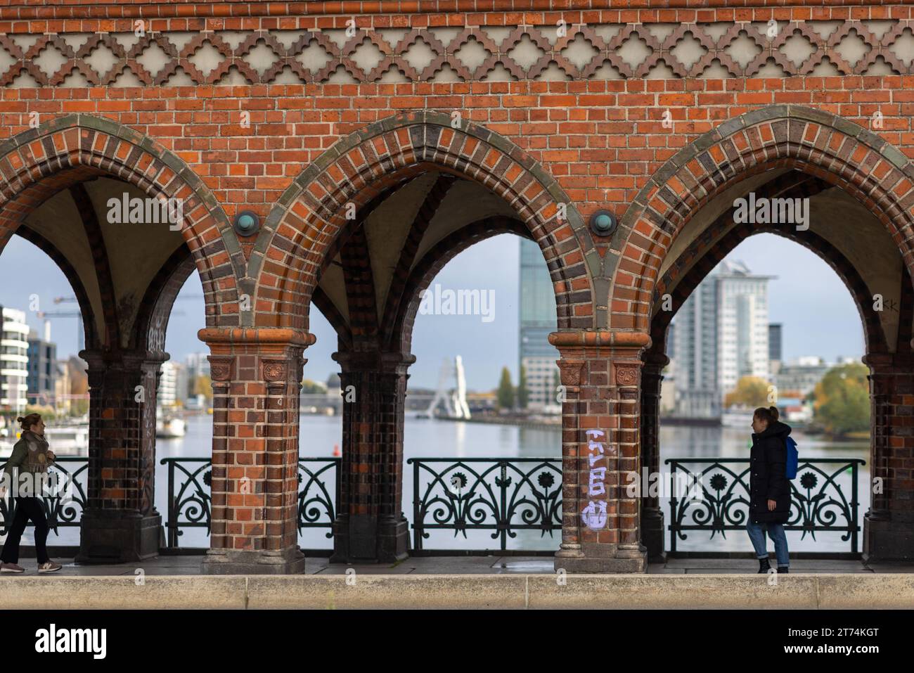 Oberbaum bridge on the river spree hi-res stock photography and images ...