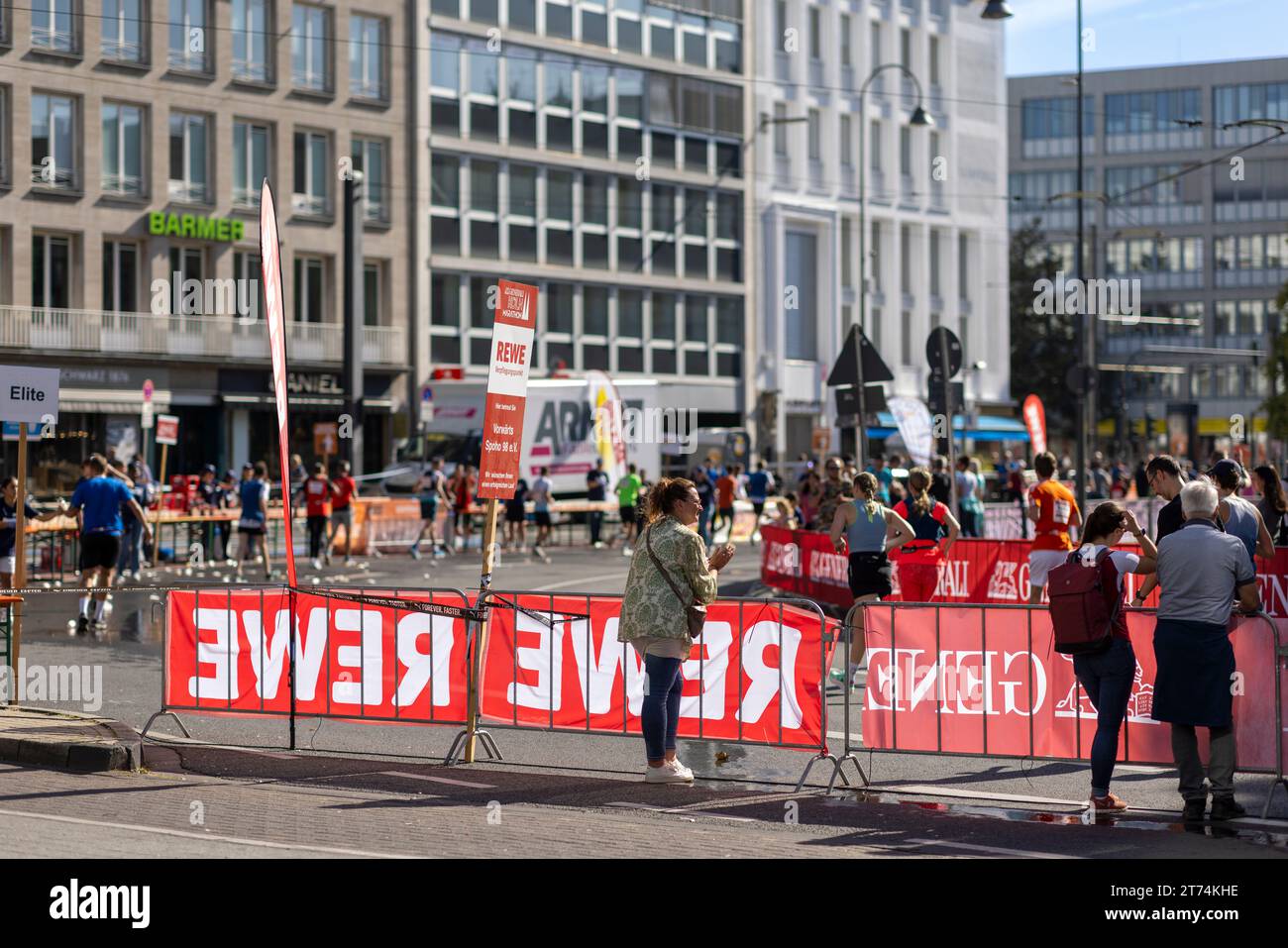 People running the Cologne Marathon on winter day Stock Photo - Alamy