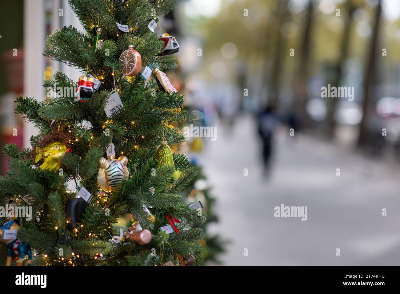 Busy street scene christmas hi-res stock photography and images - Alamy