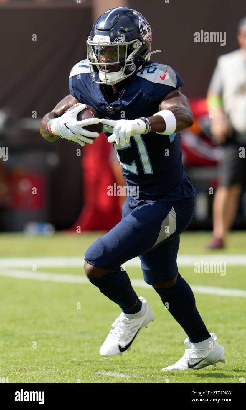 Tennessee Titans cornerback Roger McCreary (21) intercepts a pass by ...