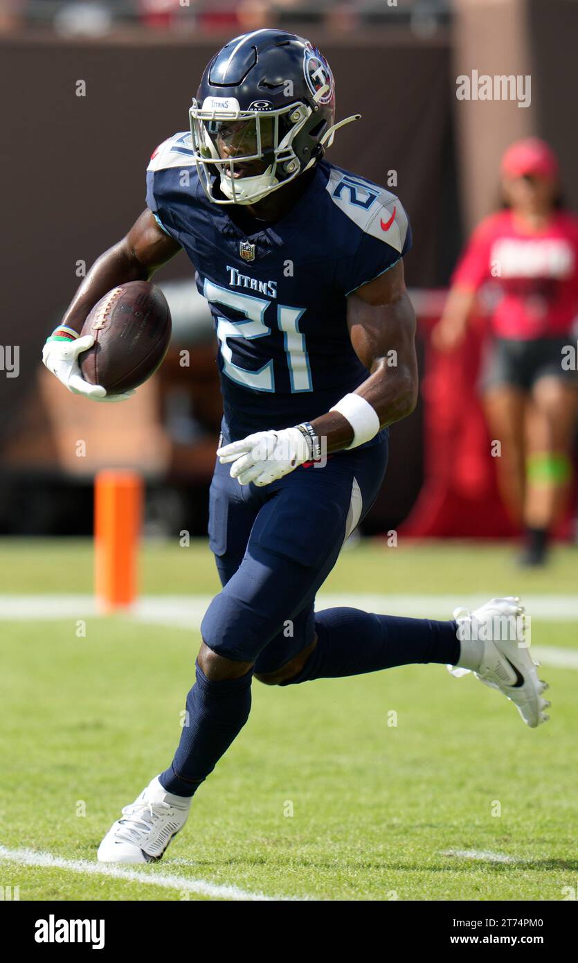 Tennessee Titans cornerback Roger McCreary (21) intercepts a pass by ...