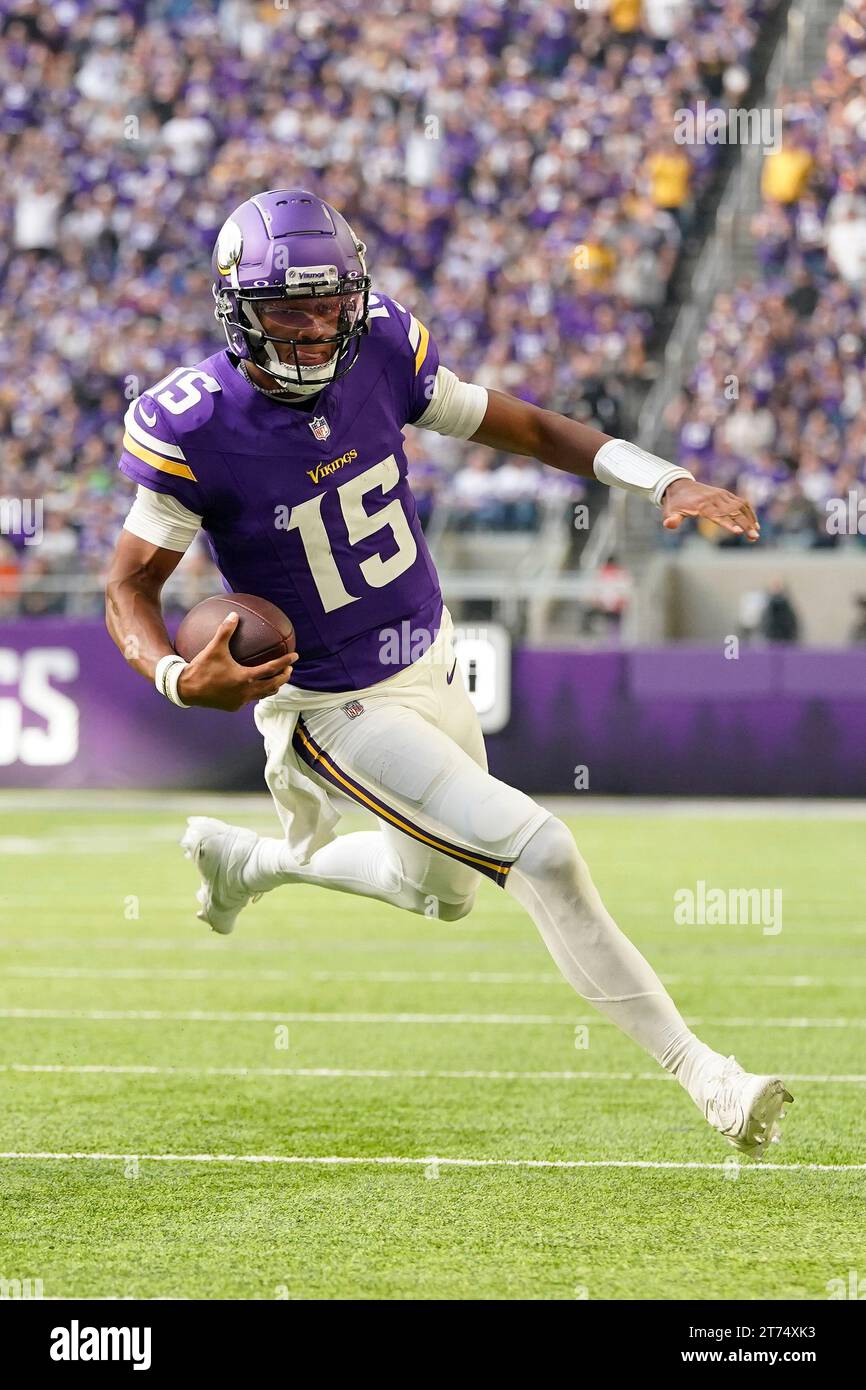 Minnesota Vikings quarterback Joshua Dobbs (15) runs to score a 7-yard ...