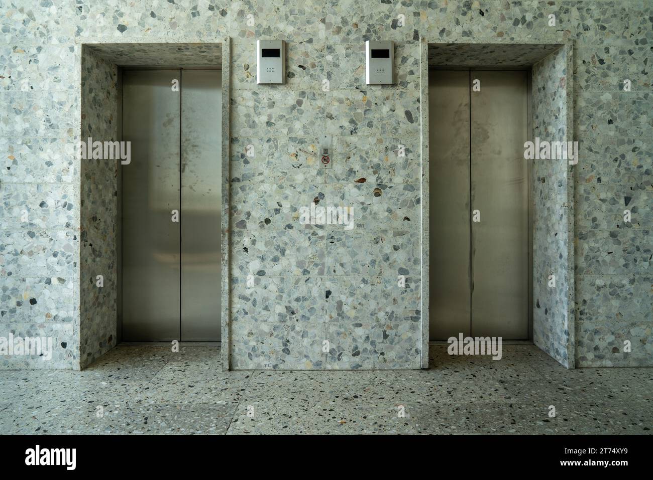 Elevators In A Vacant Administration Building Stock Photo - Alamy