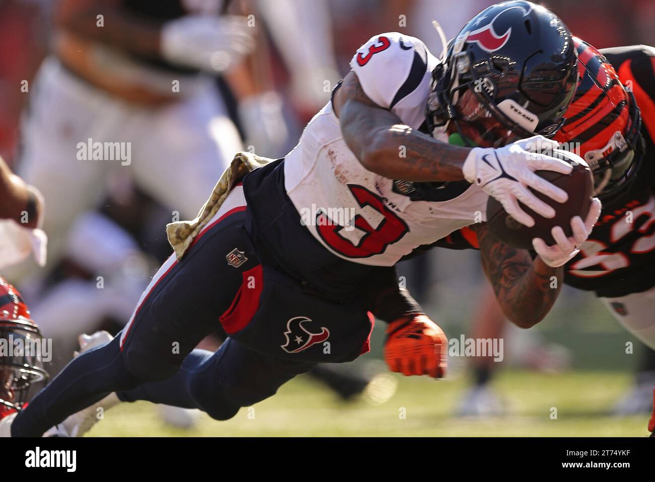 Houston Texans wide receiver Tank Dell (3) dives for a touchdown during ...