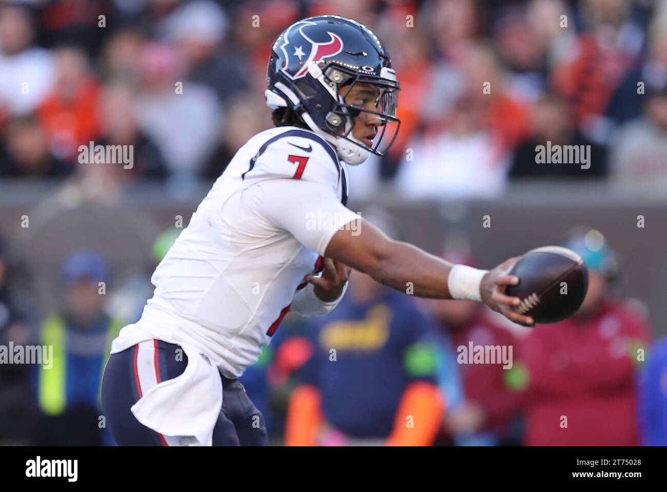 Houston Texans quarterback C.J. Stroud (7) hands off the ball during to ...