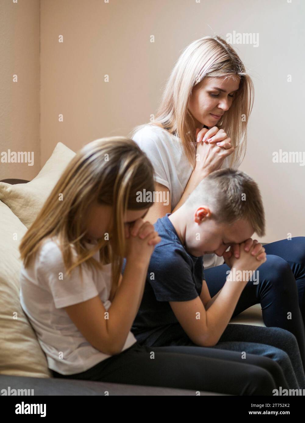 Two children praying hi-res stock photography and images - Alamy