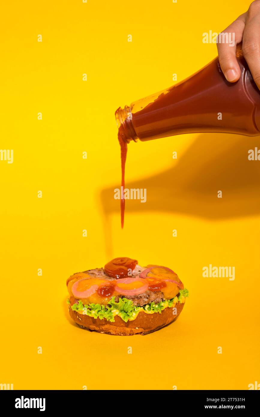 Ketchup pouring tasty burger bun Stock Photo - Alamy