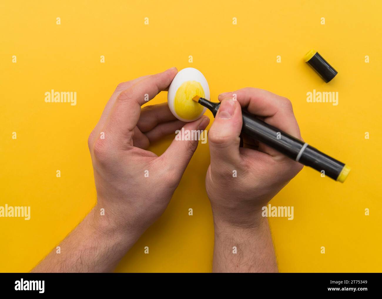Man drawing egg Stock Photo - Alamy
