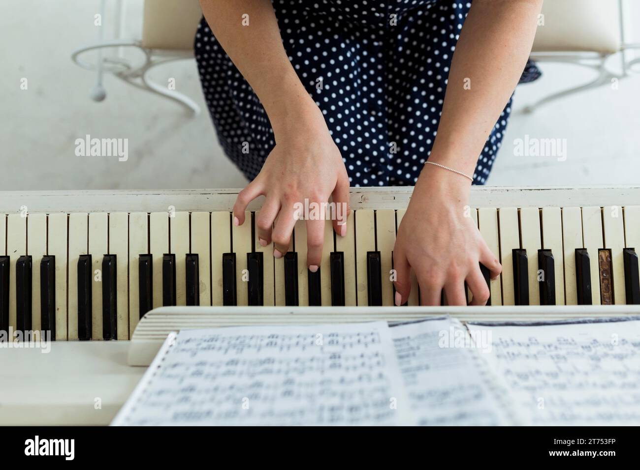 Overhead view piano hi-res stock photography and images - Alamy