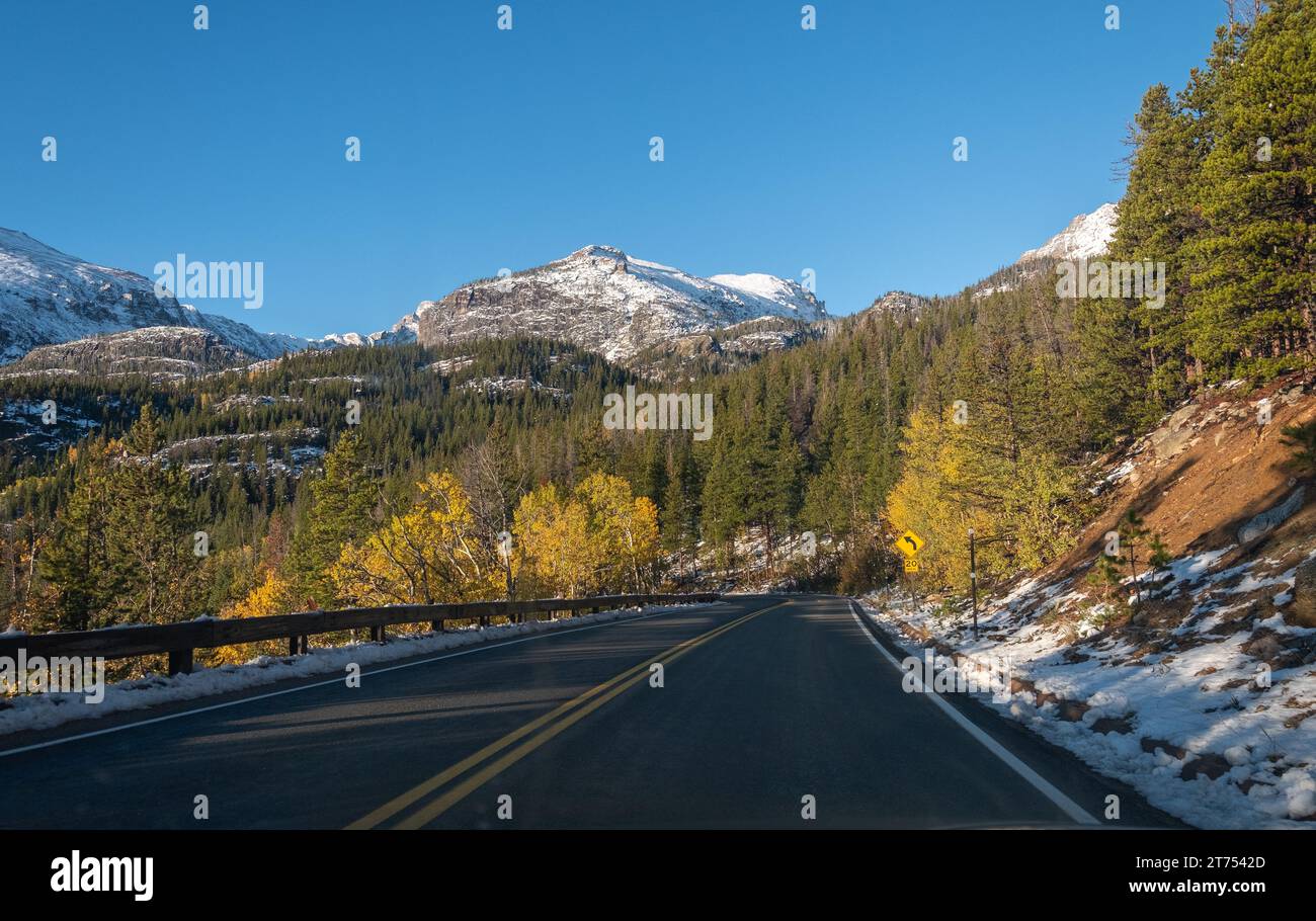 Two lane mountain road hi-res stock photography and images - Alamy