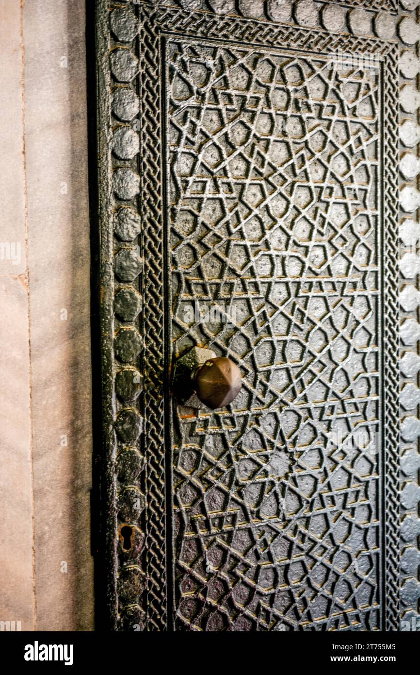 Ottoman styled geometric patterns on metal doors Stock Photo - Alamy