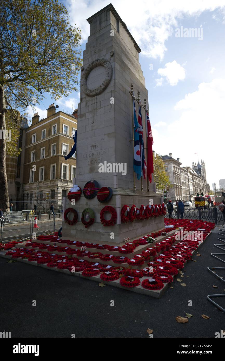 Remembrance day poppy wreaths cenotaph hi-res stock photography and ...
