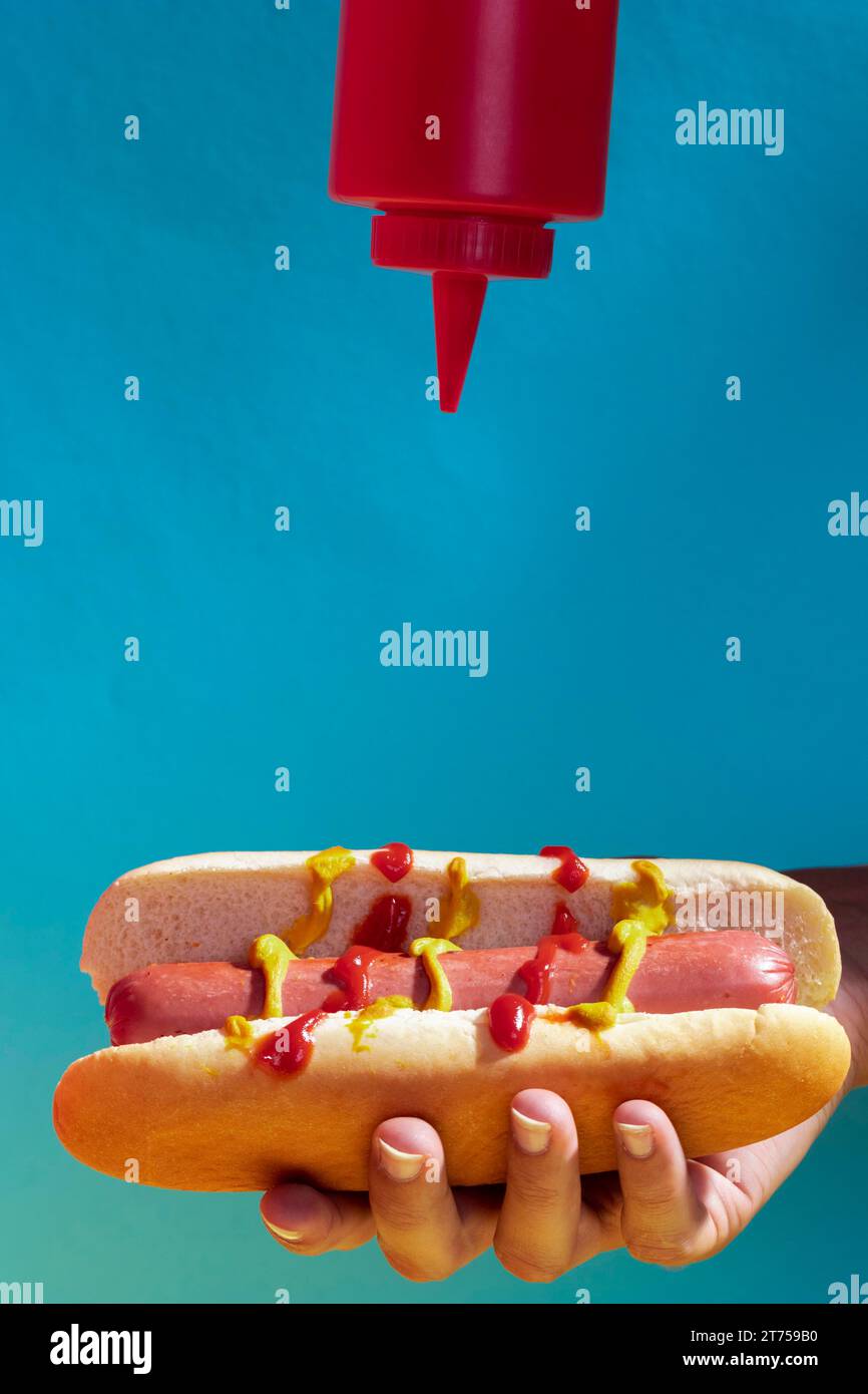 Person pouring ketchup hi-res stock photography and images - Alamy