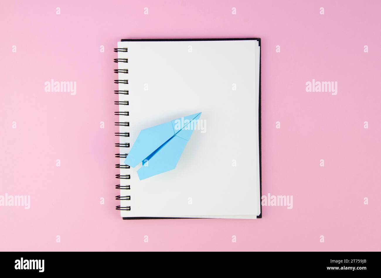 Empty copy space notepad with paper plane Stock Photo - Alamy
