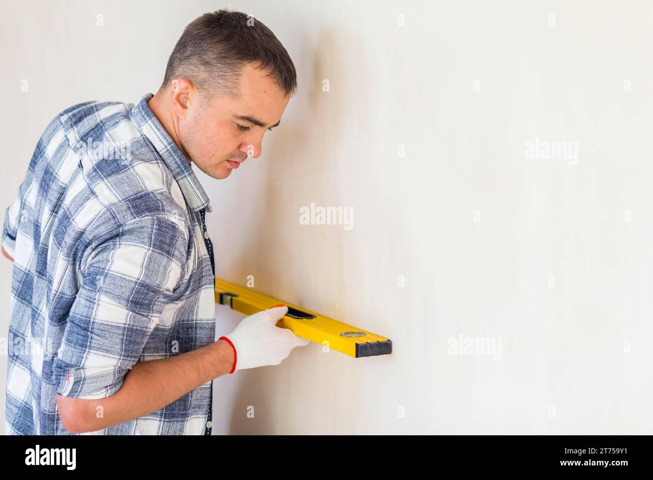 Front view man holding spirit level Stock Photo - Alamy