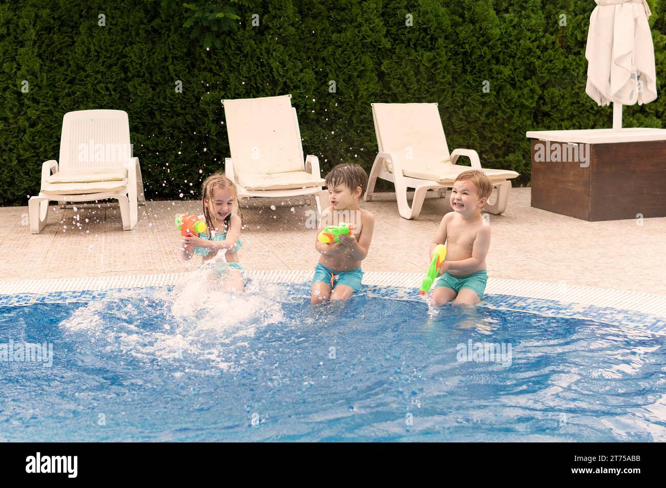 Kids playing water guns hi-res stock photography and images - Alamy