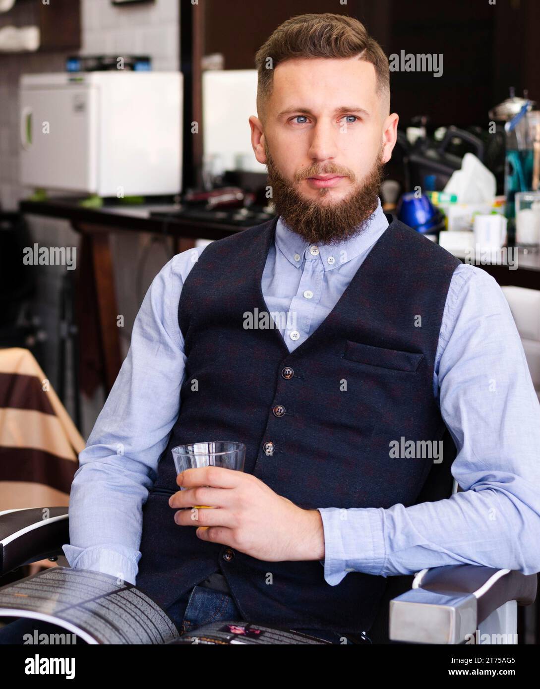 Customer read barber shop hi-res stock photography and images - Alamy