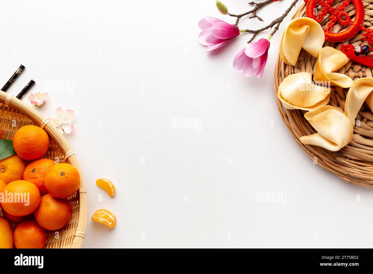 Tangerines fortune cookies chinese new year Stock Photo - Alamy