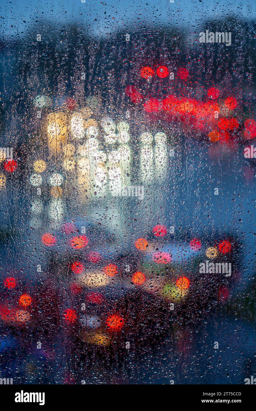 Regenwetter, Straßenverkehr, Regentropfen auf einer Fensterscheibe ...