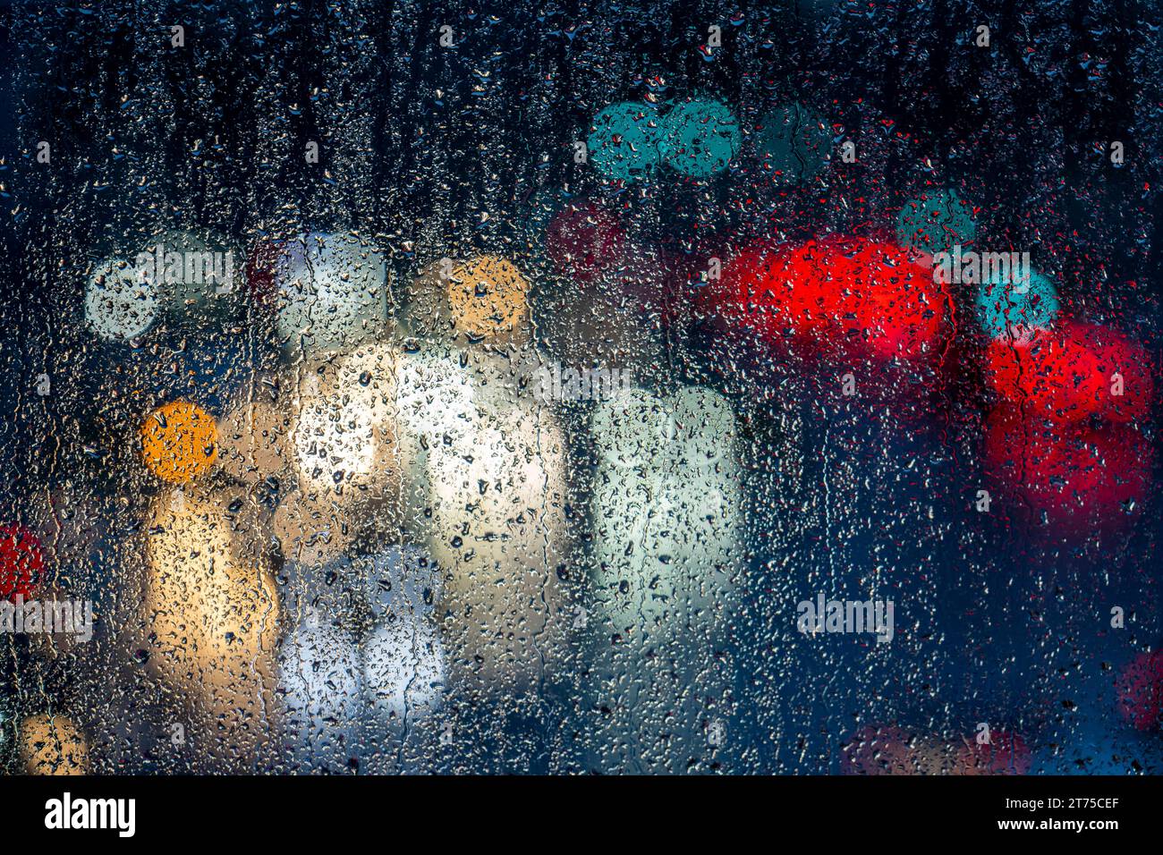 Regenwetter, Straßenverkehr, Regentropfen auf einer Fensterscheibe ...