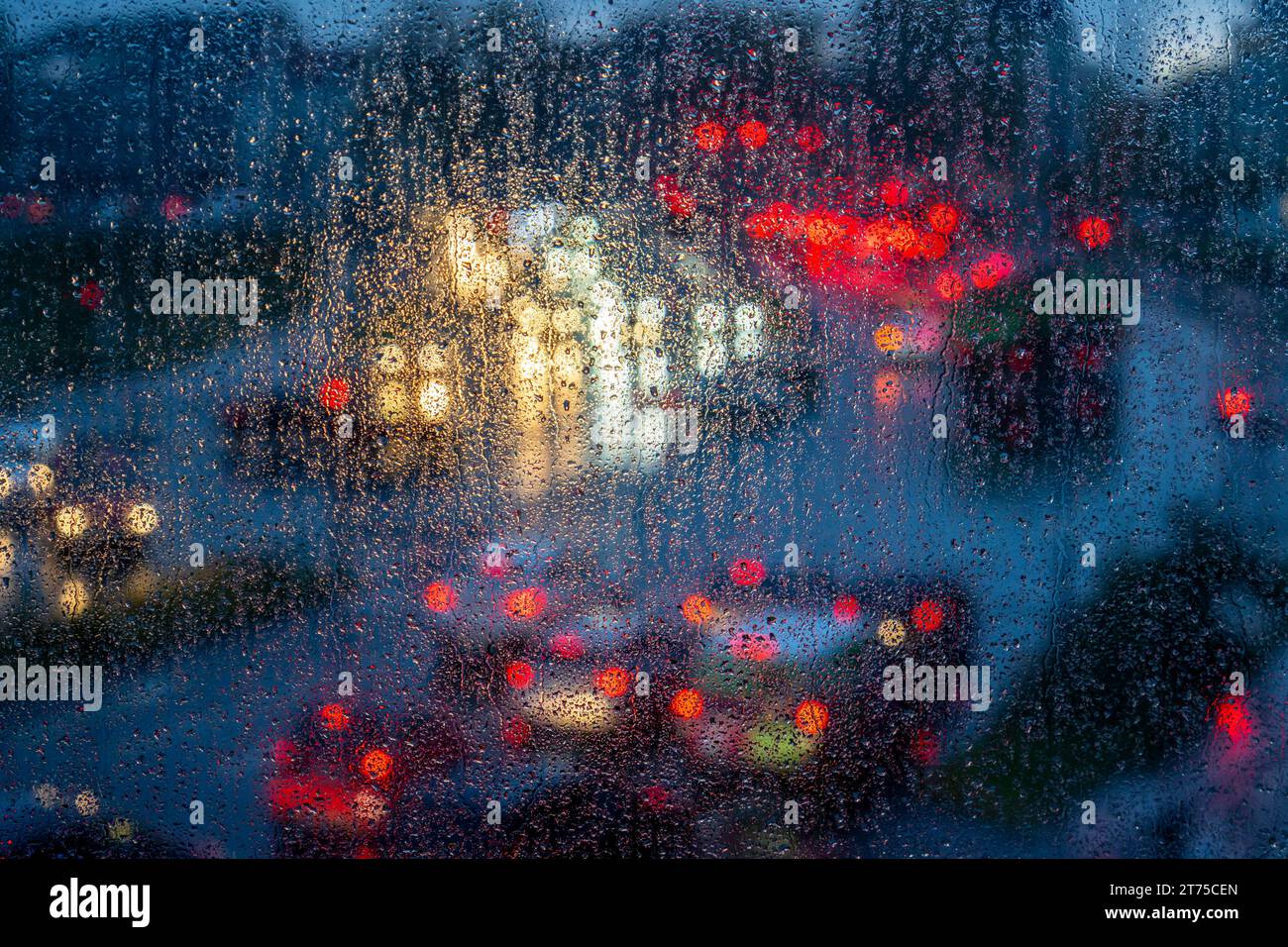 Regenwetter, Straßenverkehr, Regentropfen auf einer Fensterscheibe ...