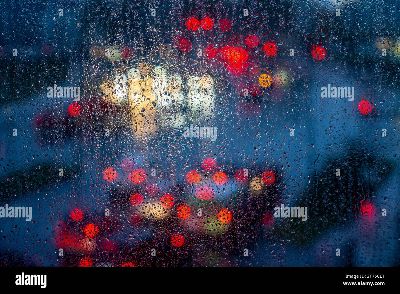 Regenwetter, Straßenverkehr, Regentropfen auf einer Fensterscheibe ...