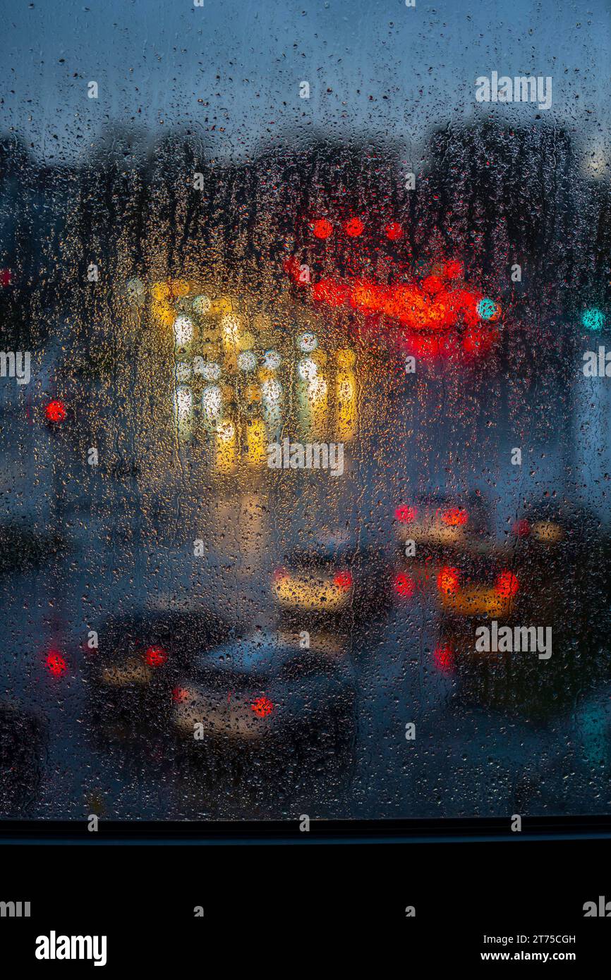 Regenwetter, Straßenverkehr, Regentropfen auf einer Fensterscheibe ...