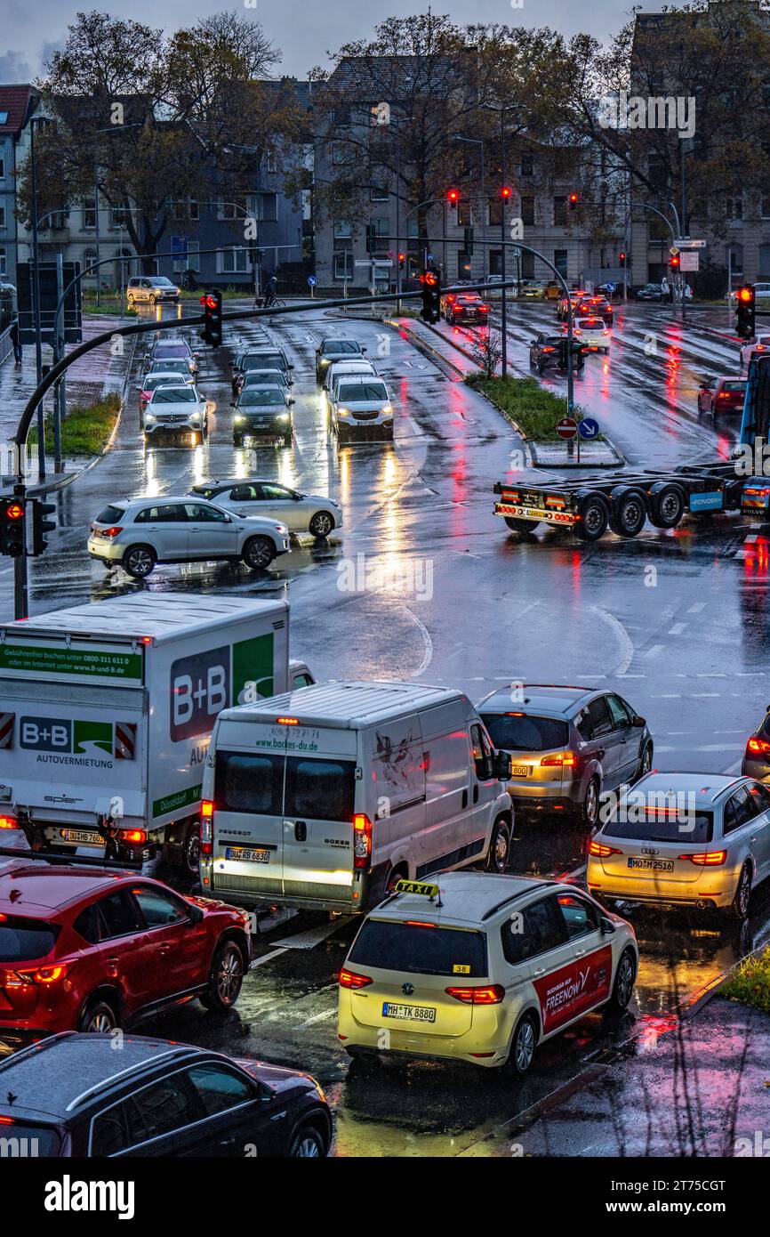 Regenwetter, Straßenverkehr, Kreuzung, Lichter von Fahrzeugen auf einer ...