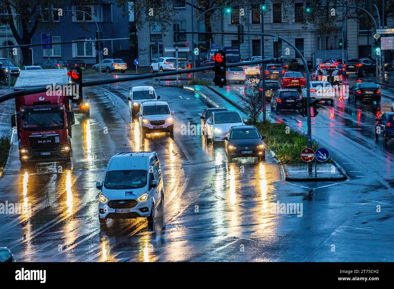Regenwetter, Straßenverkehr, Kreuzung, Lichter von Fahrzeugen auf einer ...