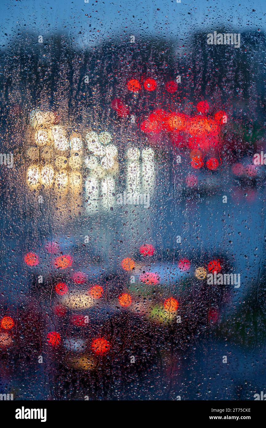 Regenwetter, Straßenverkehr, Regentropfen auf einer Fensterscheibe ...