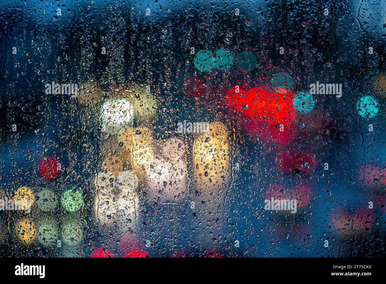 Regenwetter, Straßenverkehr, Regentropfen auf einer Fensterscheibe ...