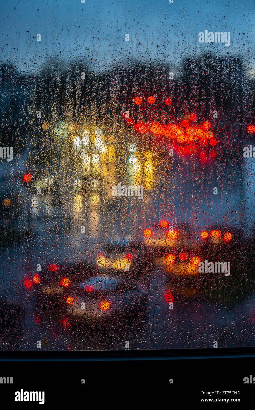 Regenwetter, Straßenverkehr, Regentropfen auf einer Fensterscheibe ...