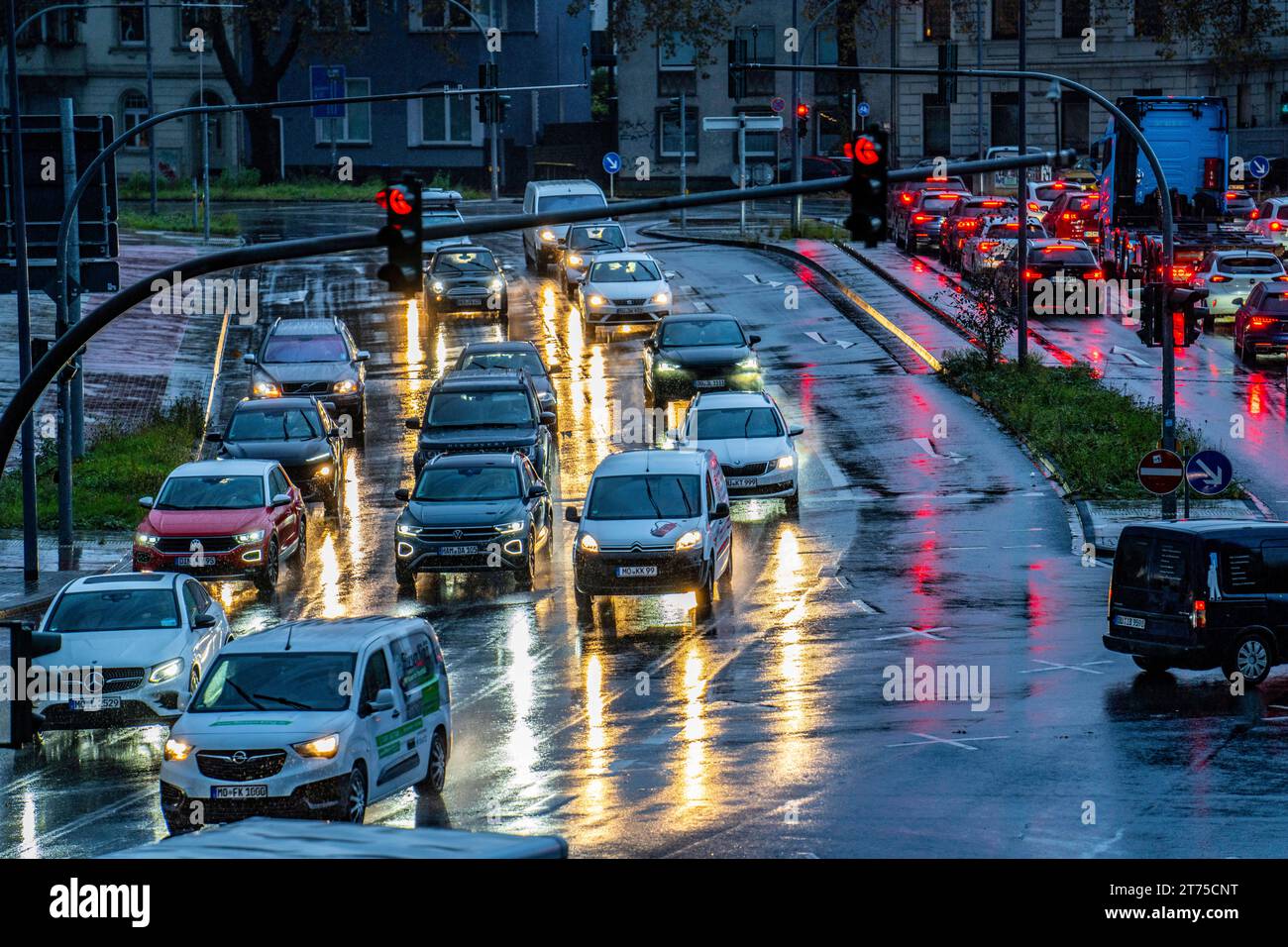 Regenwetter, Straßenverkehr, Kreuzung, Lichter von Fahrzeugen auf einer ...